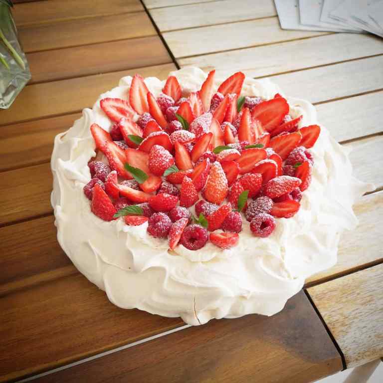 Pavlova aux fruits rouges et chantilly à la rose – Wanalee cuisine…